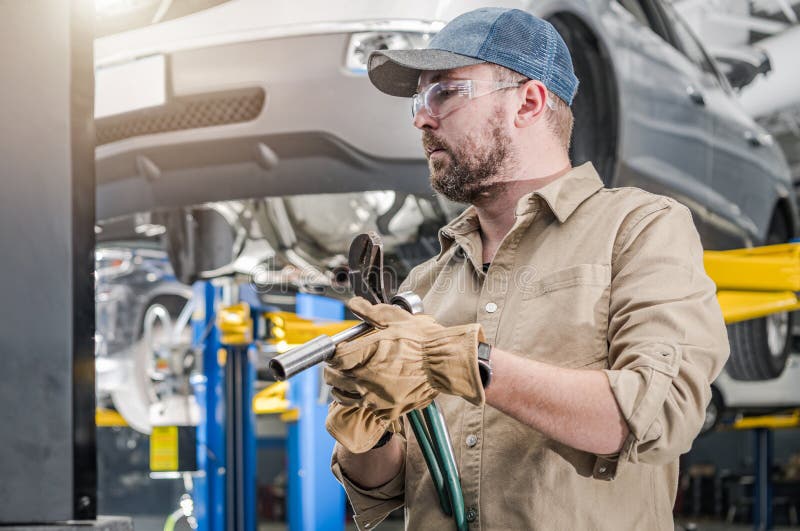 Car Mechanic Selecting Right Tools for a Job Stock Image - Image of ... Car Mechanic Selecting Right Tools for a Job Stock Image - Image of ...