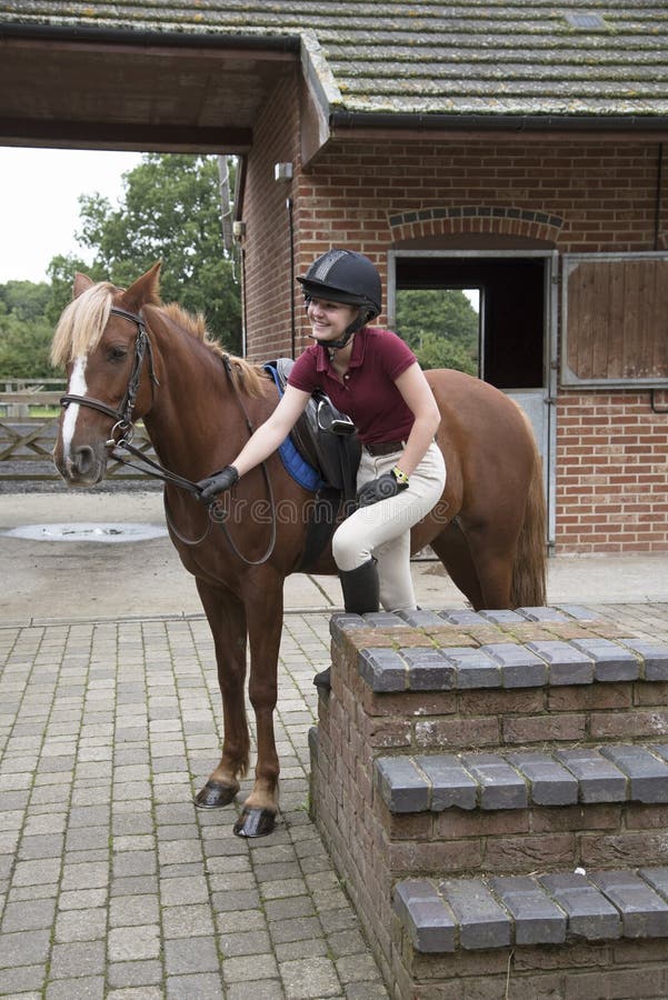 Jeune Cavalier Avec Un Poney Dans La Cour Stable Image stock - Image du ...