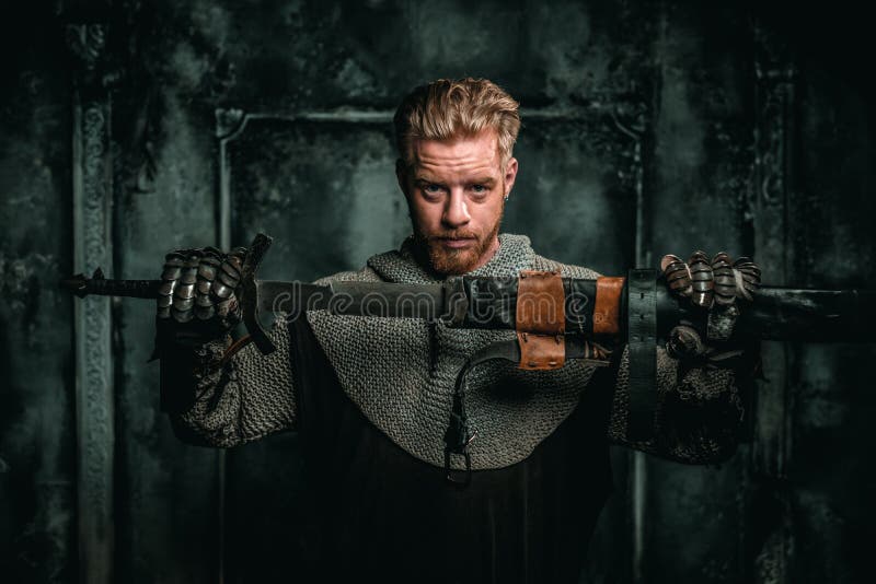 Cavaliere Medievale Con La Spada E L'armatura Fotografia Stock ...