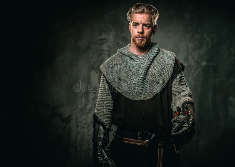 Cavaliere Medievale Con Spada E Armatura Immagine Stock - Immagine di ...