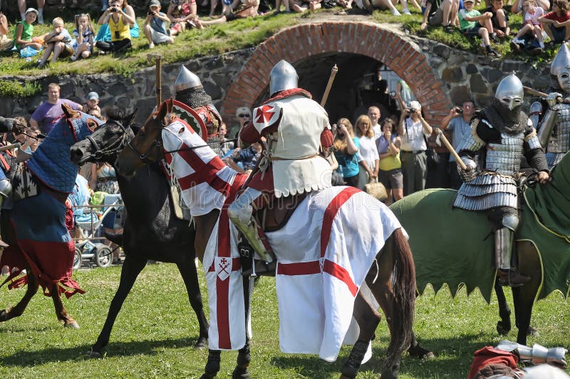 Cavalieri Che Combattono a Cavallo Fotografia Editoriale - Immagine di ...
