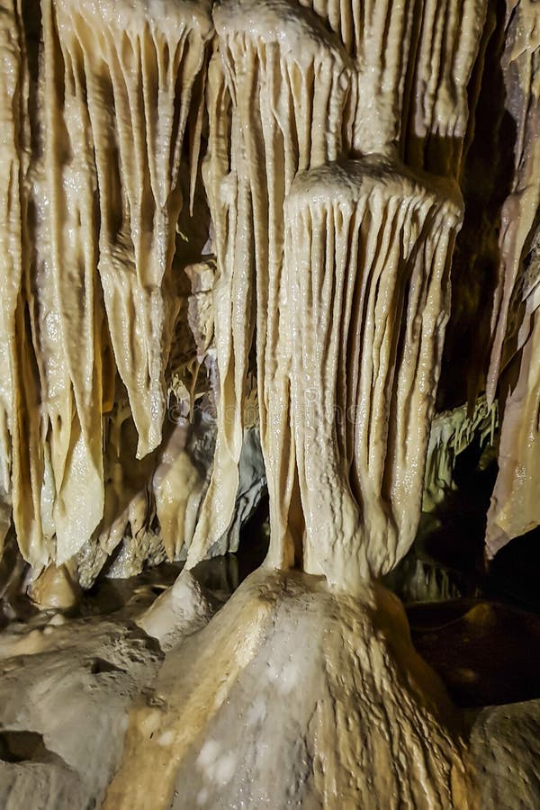 Cave Com Lote De Estalactites E De Estalagmites Surpreendentes Imagem ...