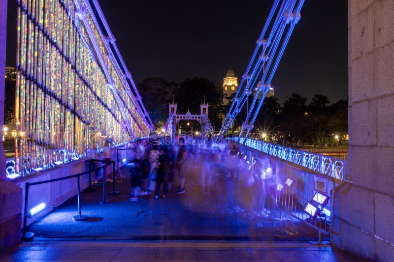 Cavenagh Bridge at Night with Beautiful Light Up at Night in Singapore ...