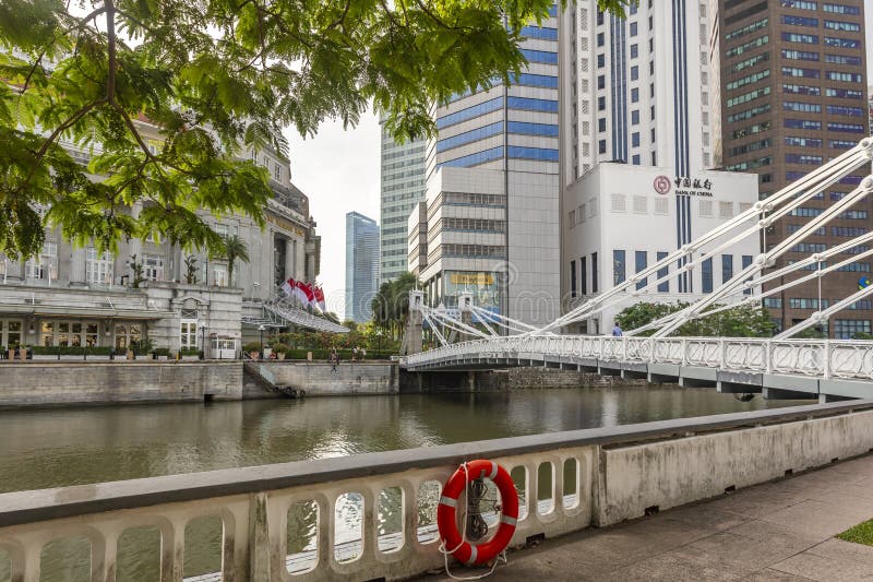 Cavenagh Bridge Over Singapore River in Downtown Editorial Stock Photo ...
