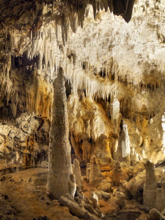 Caverna Das Estalactites Dos Estalagmites Foto de Stock - Imagem de ...