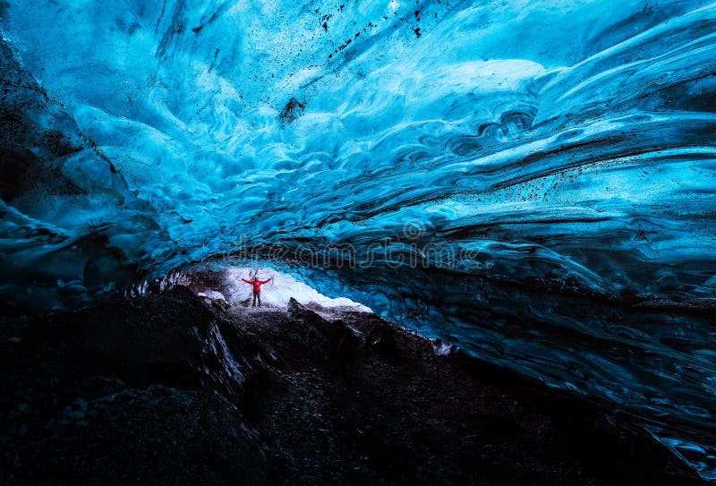 Caverna De Gelo Azul Na Geleira De Vatnajokull Imagem Editorial ...