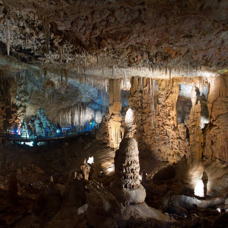 Estalactite e estalagmite foto de stock. Imagem de pedra - 124994624