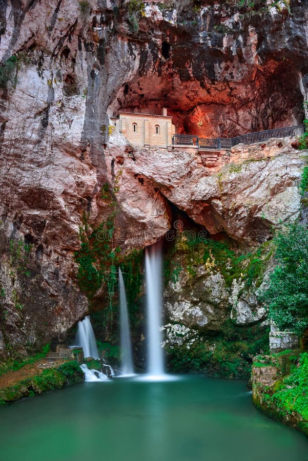 Caverna Santamente De Covadonga II Foto de Stock - Imagem de senhora ...