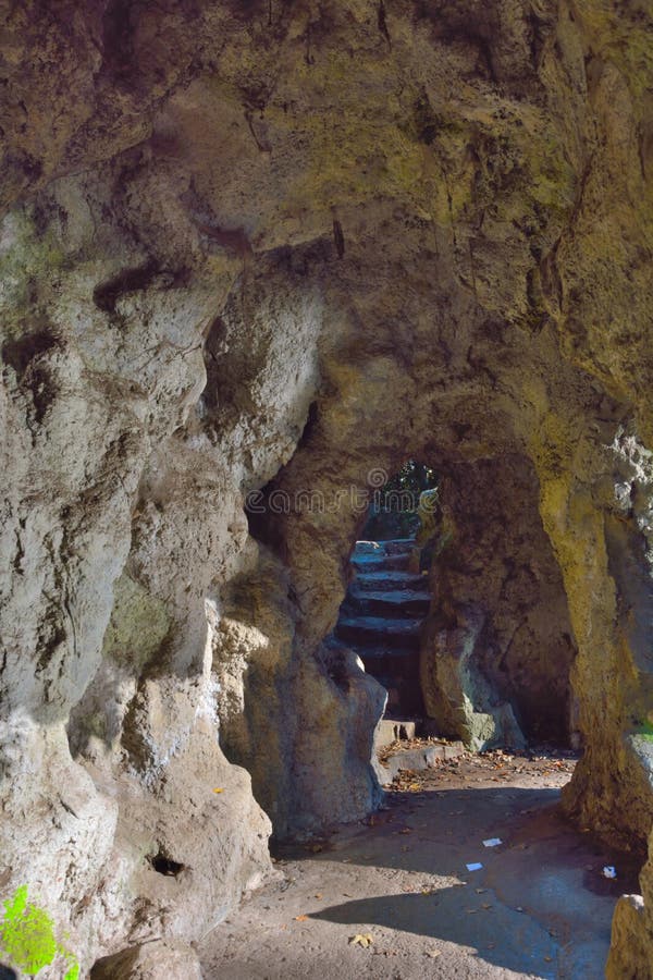 Caverne artificielle photo stock. Image du roches, escalier - 81840762