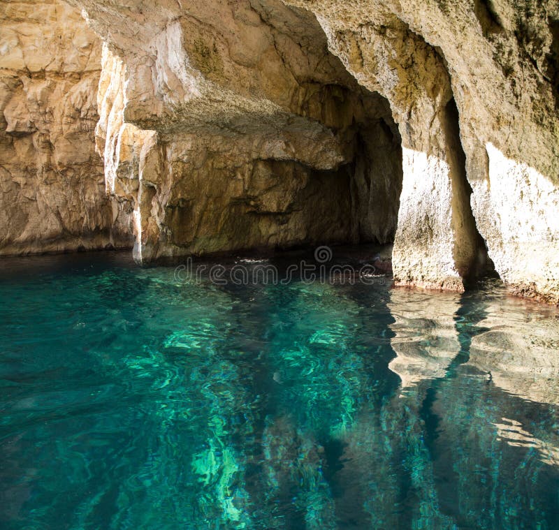 Area Blu Della Grotta In Gozo, Malta Immagine Stock - Immagine di ...