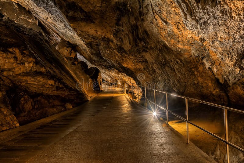 Grotte De Baradla Dans Le Parc National D'Aggtelek En Hongrie Photo ...
