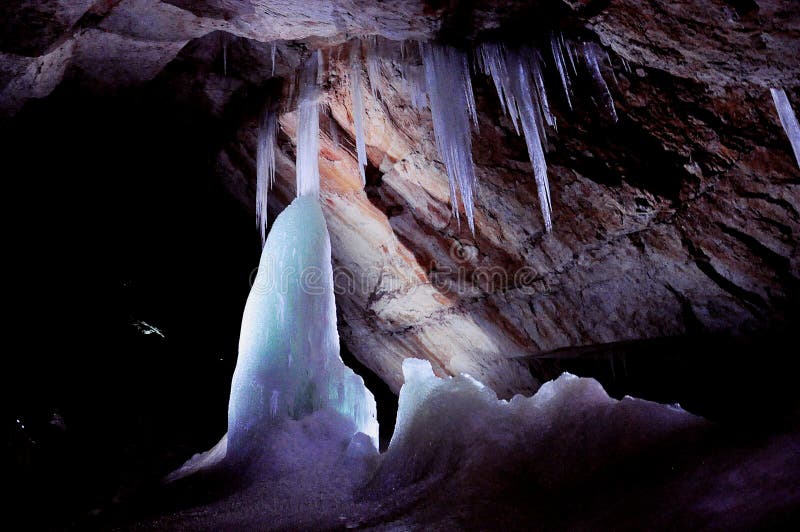 Stalagmites De Glace Dans Une Caverne Image stock - Image du stalactite ...