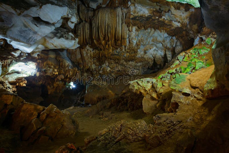 Grotte sotterranee immagine stock. Immagine di stalagmite - 25166593