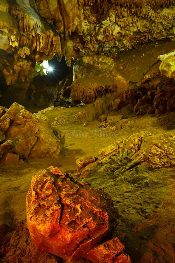 Grotte sotterranee immagine stock. Immagine di stalagmite - 25166593