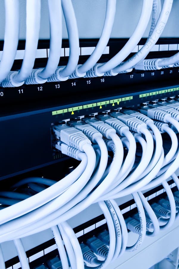 Cavi Di Rete Nel Data Center Fotografia Stock - Immagine di ethernet ...