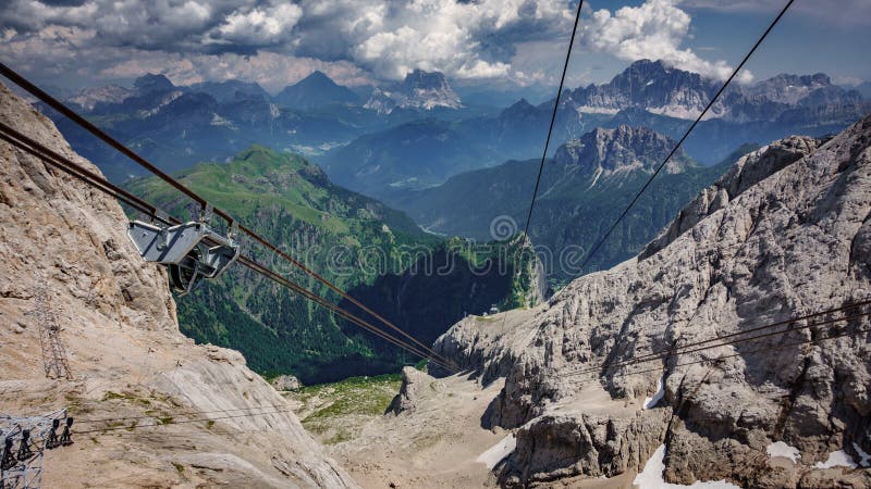 Cavi E Ruote Della Cabina Di Funivia Contro L'ascesa Ripida, Picco Di ...