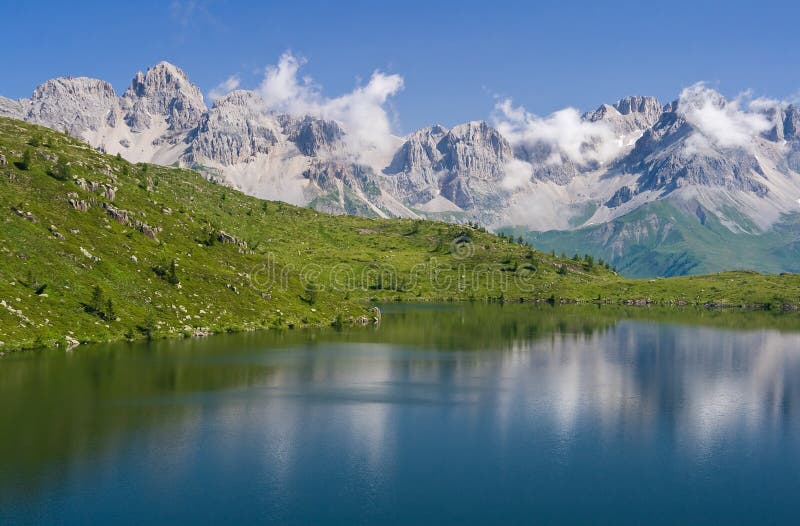 Lago Cavia foto de stock. Imagem de dolomite, paisagem - 12399254