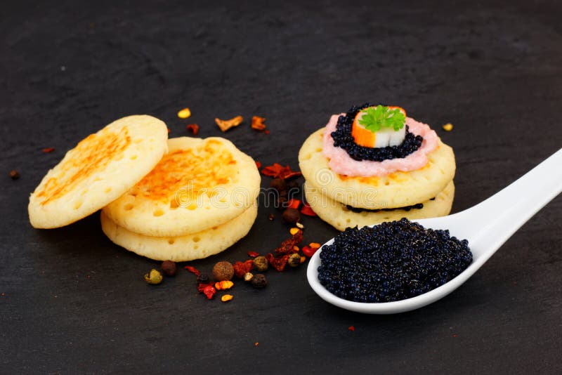 Caviar Do Lumpfish E Canape Caseiro Da Panqueca Imagem de Stock ...