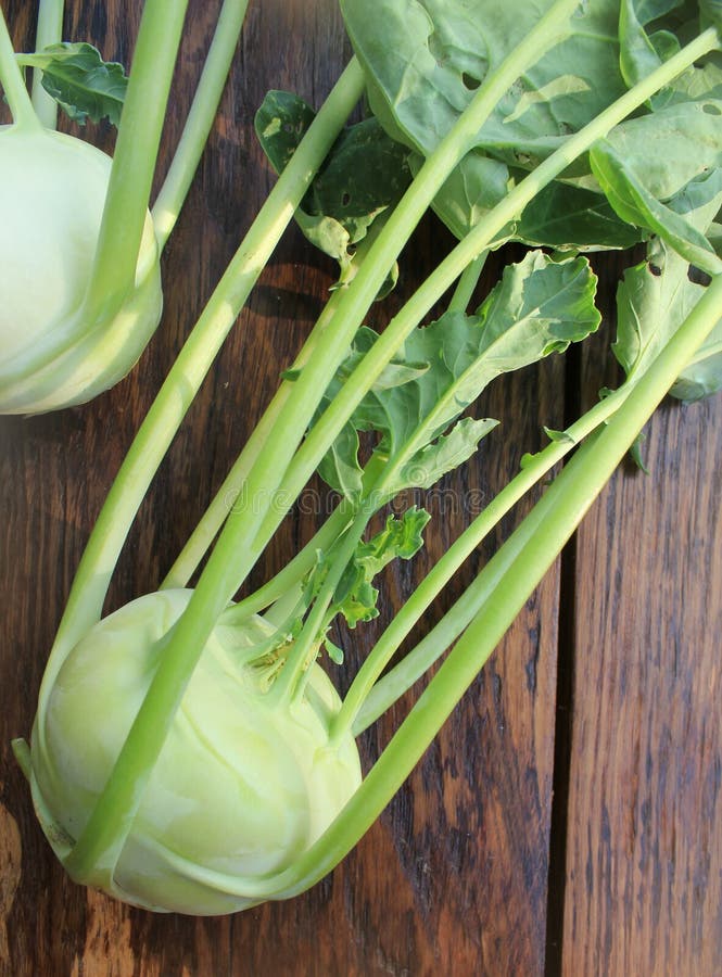 CAVOLO RAPA AFFETTATO NELLA MANO Fotografia Stock - Immagine di ...
