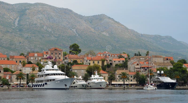 Cavtathaven Op De Kroatische Kustlijn Redactionele Stock Foto - Image ...