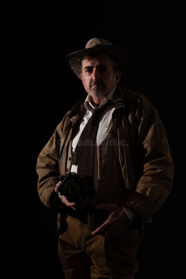 Cazador Con Rifle, Indiana Jones Foto de archivo - Imagen de retro ...