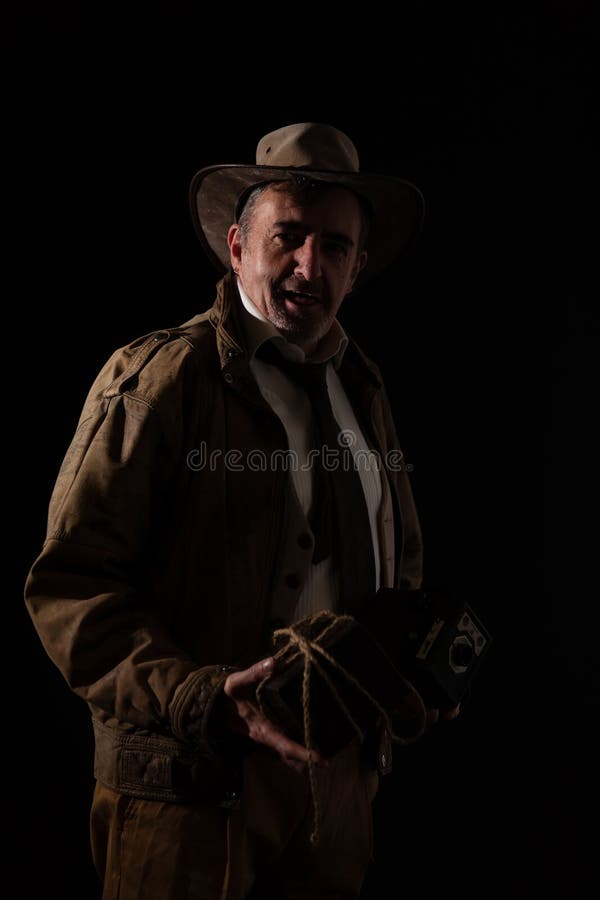 Cazador Con Rifle, Indiana Jones Imagen de archivo - Imagen de rifle ...