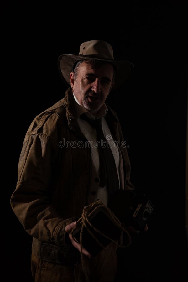 Cazador Con Rifle, Indiana Jones Foto de archivo - Imagen de sombrero ...