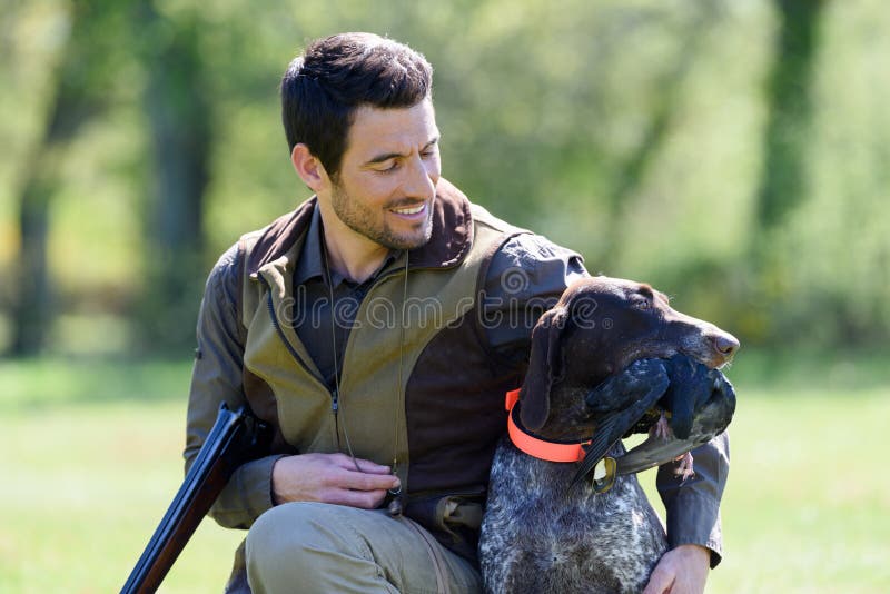 Cazador y perro con rezo foto de archivo. Imagen de promueva - 200447970