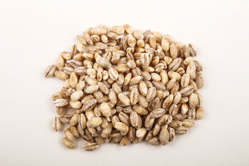 Cebada De Perla Seca Aislada En El Fondo Blanco Foto de archivo ...
