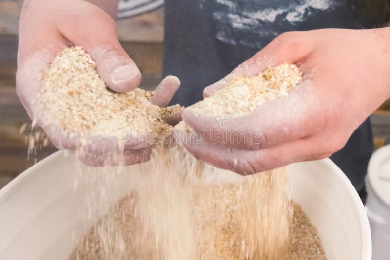 Cebada Molida En Un Recipiente, Moliendo Cebada Imagen de archivo ...