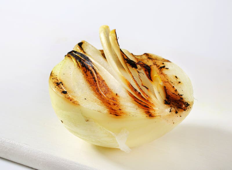 Cebolla asada a la parilla imagen de archivo. Imagen de halved - 55976145
