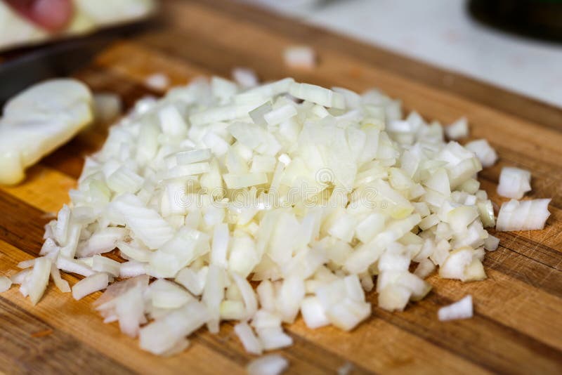 Cebolla Cortada En Cuadritos En Una Tajadera Imagen de archivo - Imagen ...