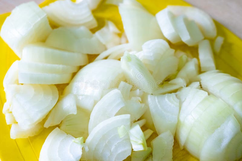 Cebolla Cortada En Una Tabla De Corte Amarilla Foto de archivo - Imagen ...