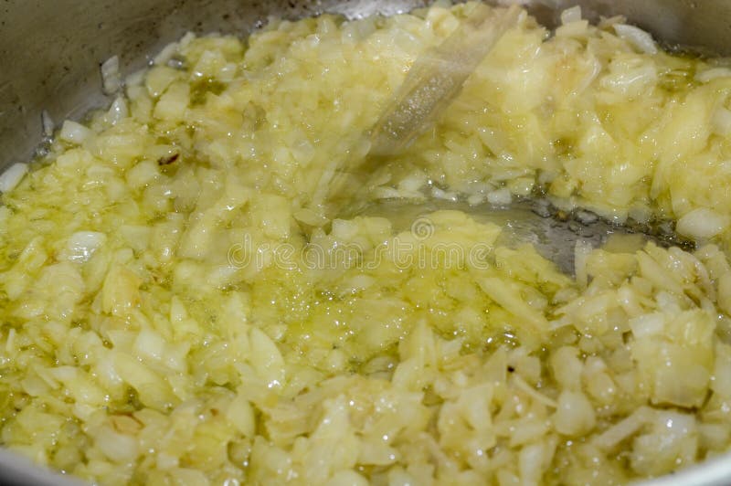 Cebolla De Cocina En Aceite De Oliva. Cebolla Caramelizada. Imagen de ...