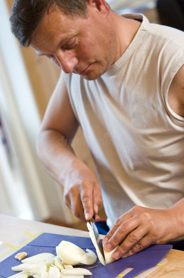 Cebolla Del Corte Del Hombre Foto de archivo - Imagen de corte, adulto ...