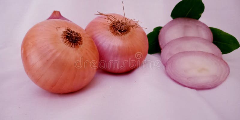 Cebolla Fresca Aislada Con Hojas De Fondo Blanco Imagen de archivo ...