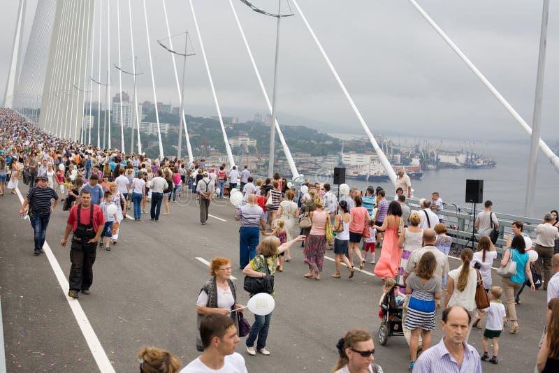 Crowds on Millennium Bridge, London Editorial Stock Photo - Image of ...