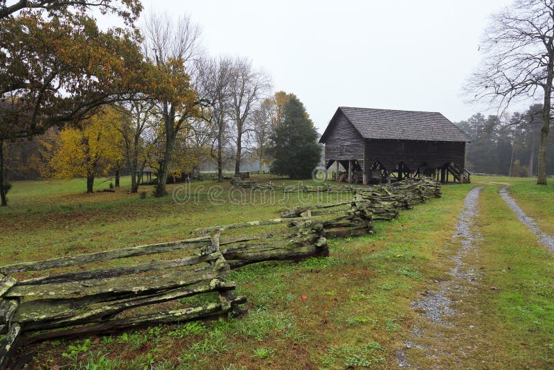 Celeiros velhos foto de stock. Imagem de quadrado, guinada - 15550776