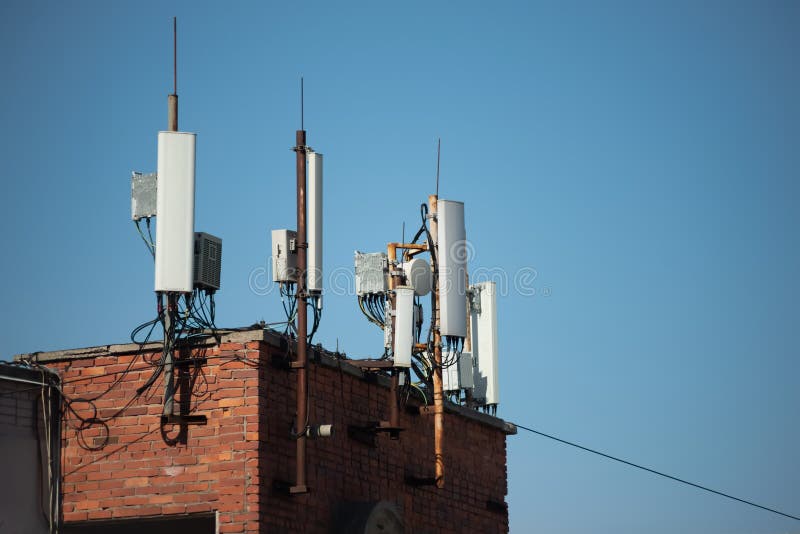 Antennas for Cellular Transmitters on the Roof of a High-rise Building ...
