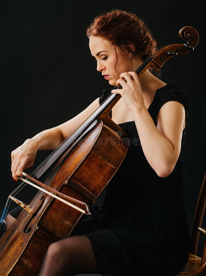 Cellist en haar oude cello stock afbeelding. Image of speler - 35587901