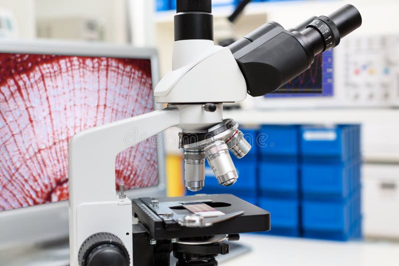 Microscope De Laboratoire Et Verre De Laboratoire Image stock - Image ...