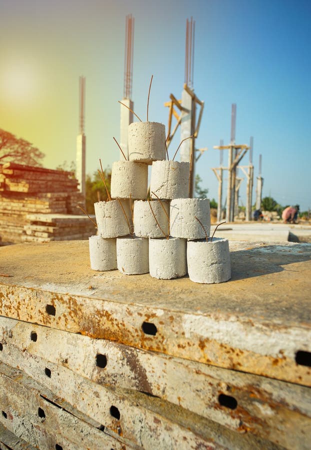 Cement Lumps with Wire for Providing the Space between Wire Mesh Stock ...