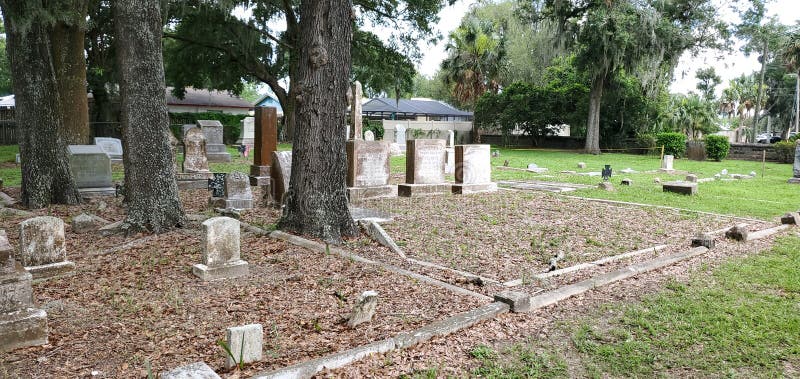 Cemetery Entrance in Bartow Editorial Image - Image of estate, ruins ...