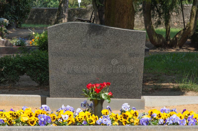 Elvis Presley S Grave, Graceland, Memphis TN Editorial Stock Photo ...