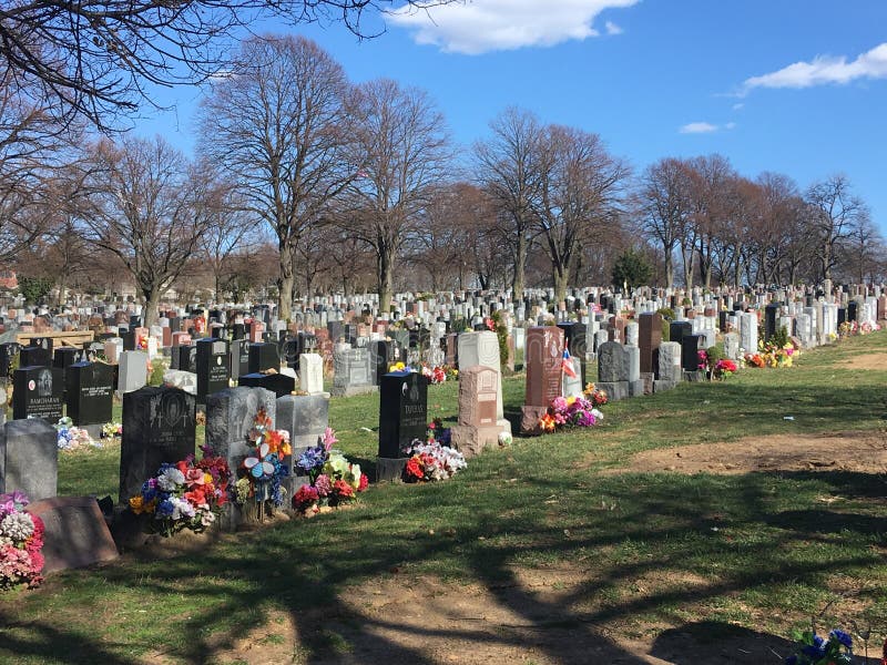 CEMETERY of New York City editorial stock image. Image of queens - 89926294