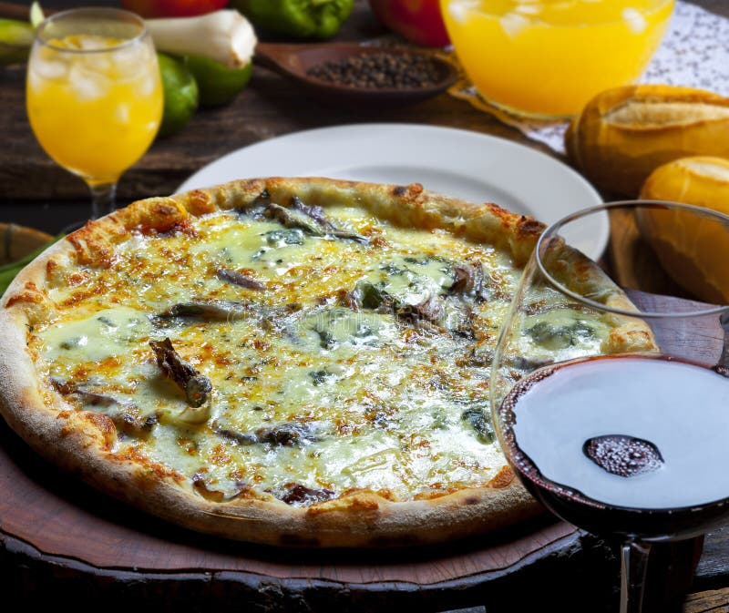 Cena con vino y pizza foto de archivo. Imagen de sano - 152232874