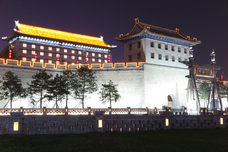 A Cena Da Noite Da Parede Da Cidade Antiga Em Xian Imagem de Stock ...