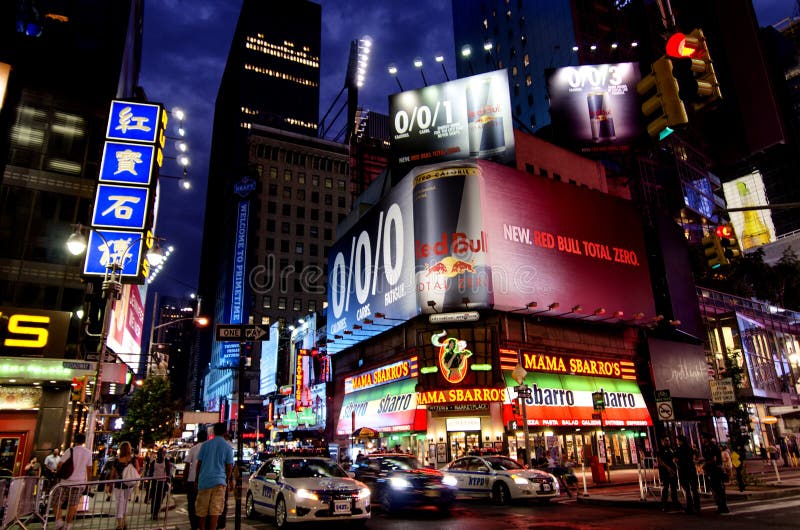 Cena Da Noite Da Rua No Times Square. Imagem de Stock Editorial ...