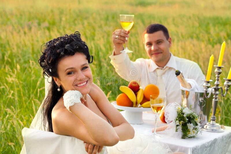 Cena de boda en el campo imagen de archivo. Imagen de cristal - 20800581