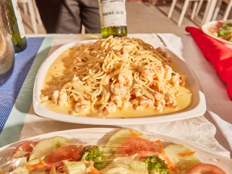 Cena De Bodas Gourmet En La Playa Comiendo Pasta Y Carne Imagen de ...